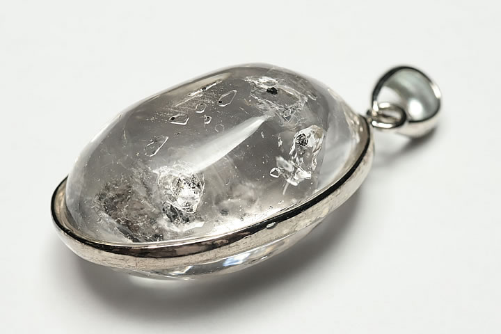 トップ部分:2.6×1.7×1.3cm　 水が入っております超レアなガーネッシュヒマール産のヒマラヤ水晶のペンダントでございます。 今回はシンプルなシルバー枠のものが入荷しました。 非常にレア品でございます。"　