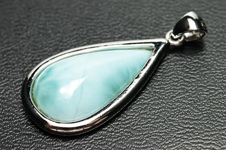 トップ部分:2.5×1.5×0.5cm　 キズ・凹み・不純物が少ないハイグレードのラリマーです。 金具はシルバー925で、お買い得価格となっております。　