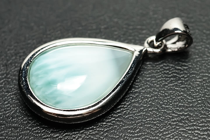 トップ部分:2.0×1.5×0.4cm　 キズ・凹み・不純物が少ないハイグレードのラリマーです。 金具はシルバー925で、お買い得価格となっております。　