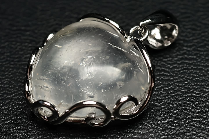 トップ部分:約1.7×1.7×0.7cm アゼツライトの中でインドサチャロカ産のアゼツライトのペンダントが登場致しました。 こちらはサチャロカアゼツライトのプレミアムグレードを使いましたウェーブデザインに加工しております。 プレミアムグレー...