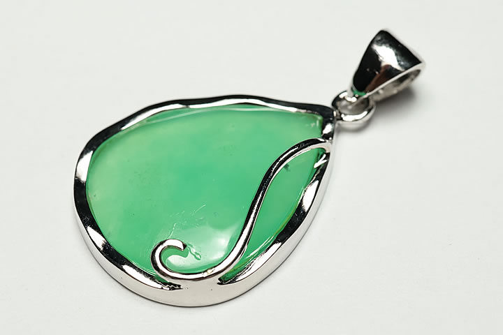 トップ部分:2.3×1.9×0.3cm　 オーストラリア翡翠の高品質のペンダントトップになります。 今まで、この色合いでこの大きさでこの価格でご提供できませんでしたが、ようやくご提供できるようになりました。 オーストラリア産の特有の色合い、...