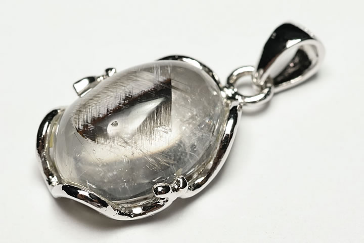 トップ部分:1.6×1.3×0.7cm　 ブルッカイト(板チタン石)を内包した水晶です。 ブルッカイトからプラチナ色に輝くルチルが伸びることから、プラチナクォーツと呼ばれています。　