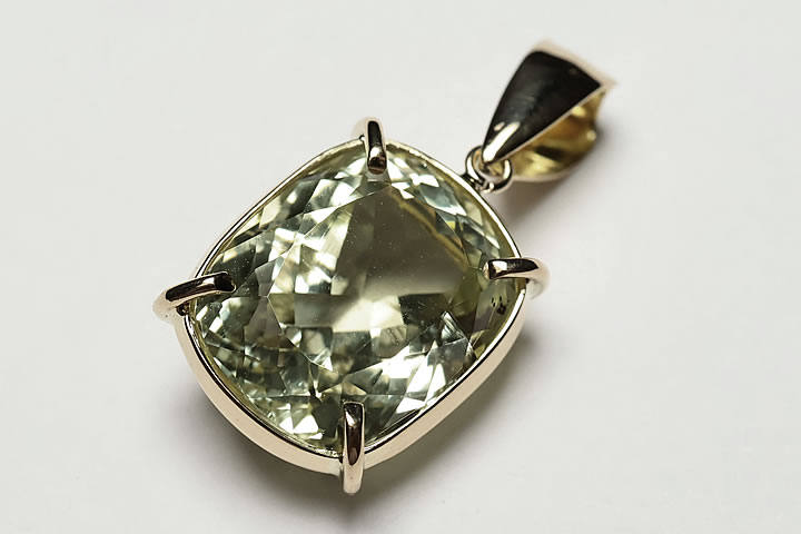 トップ部分:1.2×1.0×0.6cm　5.10ct　 グリーンクンツァイト(ヒデナイト)のカットを施しました非常にレアなペンダンでございます。 不純物や濁りがほとんど見られない最高級の宝石質ヒデナイトになります。 本来、ヒデナイトはカット...