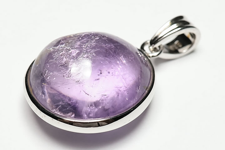 トップ部分:1.9×1.8×1.1cm　 エレスチャルアメジストの水入りペンダントを追加いたしました。 美しい紫色で、負晶の中に水が入っています。アメジストの水入りは絶対数も少なく、美しいものはとても希少なものとなっております。 ※矢印が水...