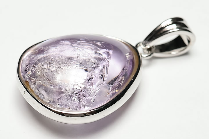 トップ部分:1.9×1.7×0.9cm　 エレスチャルアメジストの水入りペンダントを追加いたしました。 美しい紫色で、負晶の中に水が入っています。アメジストの水入りは絶対数も少なく、美しいものはとても希少なものとなっております。 ※矢印が水...