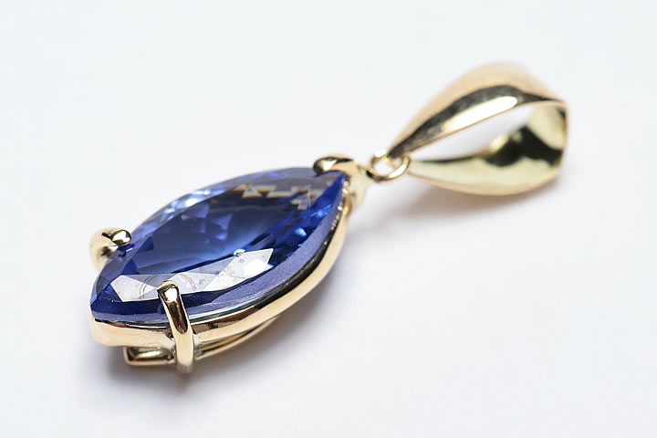 トップ部分：1.1×0.6×0.4cm 1.56ct　 傷・クラックが見られない美しいタンザナイトのペンダントトップの登場です。 ジュエリーとしても通用する最高級のカット石を使用しています。 フレームは全て18金を使用しており、バチカン裏面...