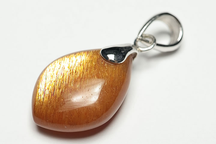 トップ部分:約1.5×1.1×0.5cm　 濃いオレンジの極上サンストーンです。 筋状のラメが全体的に入っており、美しく輝きます。　