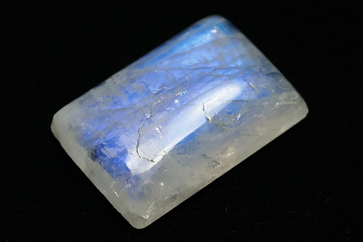 1.6×1.1×0.4mm 7.7ct　 広い範囲で鮮やかなブルーのシラーが出る高品質ブルームーンです。 また、お品によってはブルー以外の色のシラーが出るものもあります。　