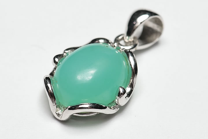 トップ部分サイズ1.2×1.0×0.5cm　 ジェムシリカペンダントトップの宝石質グレードが入荷致しました。 最近、品質が非常に悪いジェムシリカが流通しておりますが、当店は綺麗で、自信を持ってご提供のできるジェムシリカのみにこだわりまして販...