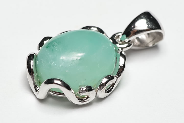 トップ部分サイズ1.2×1.0×0.5cm　 ジェムシリカペンダントトップの宝石質グレードが入荷致しました。 最近、品質が非常に悪いジェムシリカが流通しておりますが、当店は綺麗で、自信を持ってご提供のできるジェムシリカのみにこだわりまして販...