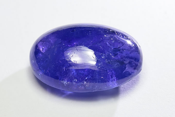 1.8×1.3×0.7cm 16.20ct　 最高グレードのタンザナイトのルースになります。 クラックはございますが、非常に色が濃く、高い透明度を持っています。 また、見る角度によって青や紫に見えるタンザナイト特有の多色性も見られます。　