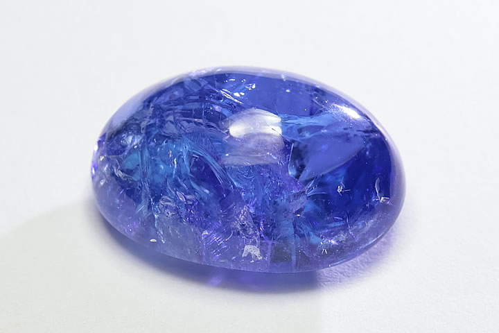 1.6×1.1×0.7cm 12.21ct　 最高グレードのタンザナイトのルースになります。 クラックはございますが、非常に色が濃く、高い透明度を持っています。 また、見る角度によって青や紫に見えるタンザナイト特有の多色性も見られます。　