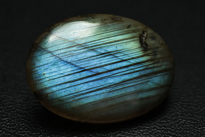 2.5×1.8×0.5cm　19.0ct　 強い遊色が出る高品質のラブラドライトカボションルースです。 表面裏面とも遊色が出ます。 お値段も可能な限り安く抑えております。　