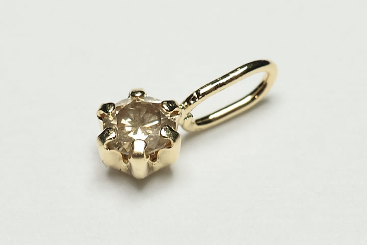 トップ部分:約0.3×0.3×0.2cm 0.08ct　 全体長さ:約0.7cm(金具含む)　 K18YGフレームを使用した、ダイヤモンドペンダントトップでございます。 ダイヤモンドの繊細なカットが、美しさを際立たせる存在感のあるペンダント...