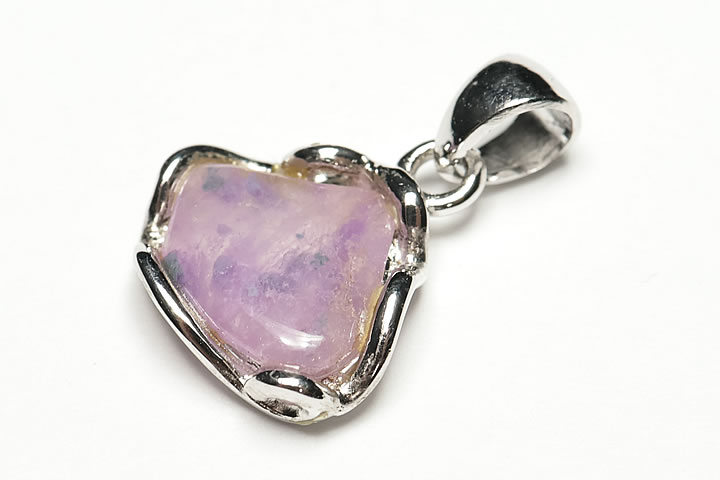 トップ部分:1.0×1.1×0.3cm　 ピンクスギライトペンダントトップの宝石質グレードが入荷致しました。パワーストーンの中で希少とされるスギライトの中でも、特に貴重なピンク色をした最高級のスギライトです。 透明感あふれる最高グレードで、...