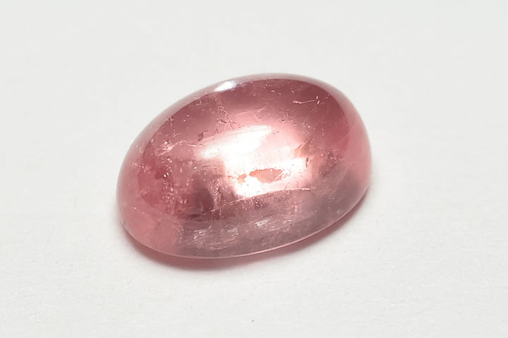 約7.0×5.0×3.0mm　 1.18ct　 コロラド州・スウィートホーム鉱山産の宝石質ロードクロサイト(インカローズ)の小さなカボションルースが入荷いたしました。 色濃く鮮やかなレッドの発色で、透明感も抜群で文字通りの宝石質です。 継続...