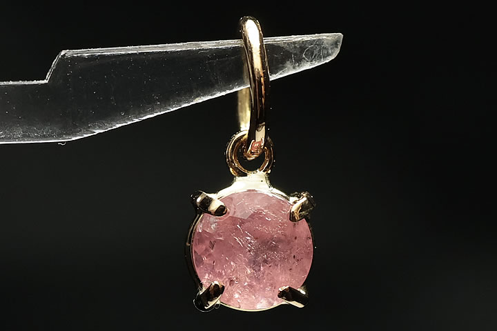 トップ部分:4×4×3.5mm　0.29ct　 コロラド州・スウィートホーム鉱山産の宝石質ロードクロサイト(インカローズ)ルースを使いまして、18金加工を施したペンダントでございます。 淡いピンクの優しい色合いです。 小さなルースではありま...