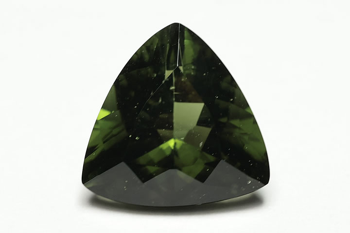 サイズ:11×10.5×6.5mm 重さ:3.12ct　 色も大変濃く、光に透かすと内部に気泡が見られるなど、天然ガラス質隕石の魅力的なルースになっています。 チェコ産　
