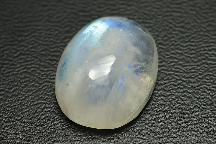 1.7×1.3×0.7mm 13.4ct　 広い範囲で鮮やかなブルーのシラーが出る高品質ブルームーンです。 また、お品によってはブルー以外の色のシラーが出るものもあります。　