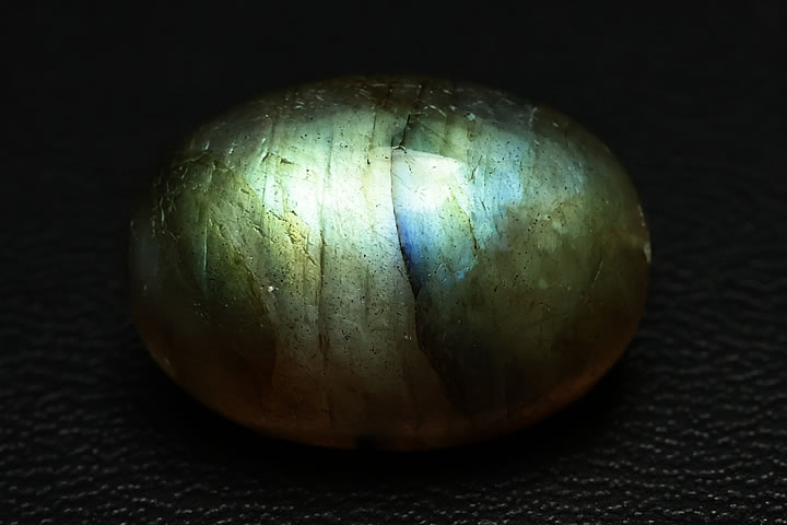 1.8×1.3×0.7cm　12.7ct　 強い遊色が出る高品質のラブラドライトカボションルースです。 表面裏面とも遊色が出ます。 お値段も可能な限り安く抑えております。　