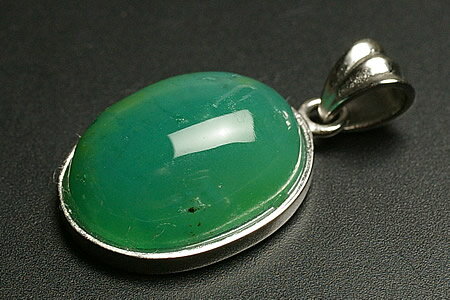 最高級品でありまして、こちらはイエローグリーンのような発色になっております。 最近、品質が非常に悪いジェムシリカが流通しておりますが、当店は綺麗で、自信を持ってご提供のできるジェムシリカのみにこだわりまして販売致します。 トップ部分サイズ1...