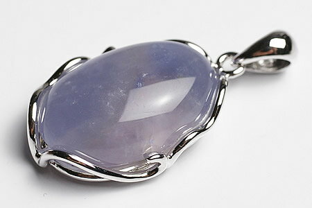 最高級品のハックマナイトのペンダントです。 不純物・クラック等が少ないハックマナイトです。ハックマナイトはピンク・ブルー・ホワイトなど多色性に富んでいるのも魅力ですが、なんと言っても紫外線でカラーチェンジするのが最大の魅力です。また大変不純...