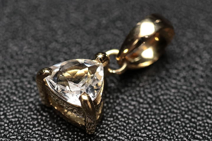 トップ部分:約0.5×0.5×0.4cm　0.21ct 当店大人気のフェナカイトで待望のペンダントトップが登場致しました! もちろん、ペンダント一つ、一つ、研磨の達人の職人が丁寧に仕上げそして金具も18金を使いまして完成させました。価格面で...