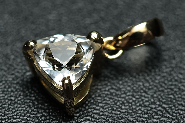 トップ部分:約0.55×0.55×0.45cm　0.35ct 当店大人気のフェナカイトで待望のペンダントトップが登場致しました! もちろん、ペンダント一つ、一つ、研磨の達人の職人が丁寧に仕上げそして金具も18金を使いまして完成させました。価...
