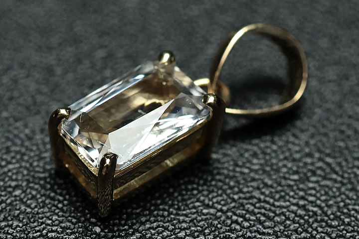 トップ部分:約0.7×0.4×0.4cm　0.42ct 当店大人気のフェナカイトで待望のペンダントトップが登場致しました! もちろん、ペンダント一つ、一つ、研磨の達人の職人が丁寧に仕上げそして金具も18金を使いまして完成させました。価格面で...