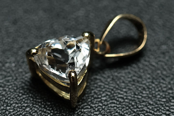 トップ部分:約0.55×0.55×0.45cm　0.47ct 当店大人気のフェナカイトで待望のペンダントトップが登場致しました! もちろん、ペンダント一つ、一つ、研磨の達人の職人が丁寧に仕上げそして金具も18金を使いまして完成させました。価...