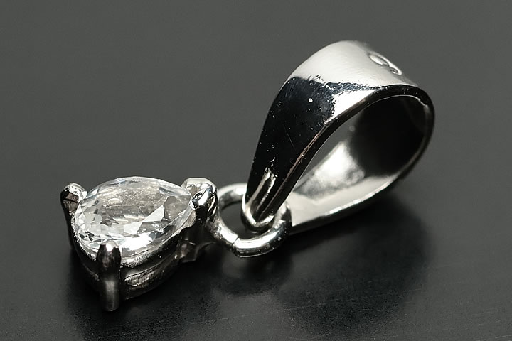 トップ部分:約0.4×0.35×0.3cm　0.10ct "当店大人気のフェナカイトのペンダントトップが入荷致しました! 今回入荷分は金具にシルバー925を使用しました。 もちろん、ペンダント一つ、一つ、研磨の達人の職人が丁寧に仕上げ完成さ...