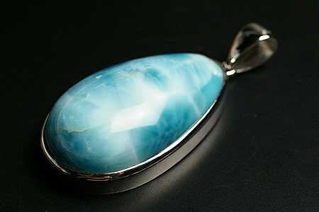 ドミニカ産 不純物は非常に少なく、キズ・凹みもない極上のラリマーです。色は大変濃く、最高級のラリマーと呼ぶにふさわしい深いブルーに発色しています。金具はシルバー925です。 トップ部分：3.6×2.0×1.1cm シルバー925 ロジューム...