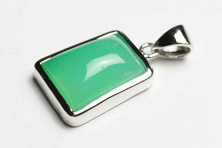 オーストラリア翡翠の高品質のペンダントトップになります。今まで、この色合いでこの大きさでこの価格でご提供できませんでしたが、ようやくご提供できるようになりました。オーストラリア産の特有の色合い、透明感は10Aグレードのビーズには劣りますが、...