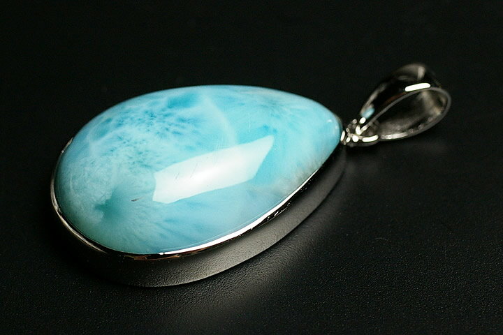 ドミニカ産 不純物は非常に少なく、キズ・凹みもない極上のラリマーです。色は大変濃く、最高級のラリマーと呼ぶにふさわしい深いブルーに発色しています。金具はシルバー925です。 トップ部分：2.4×1.6×0.8cm シルバー925 ロジューム...