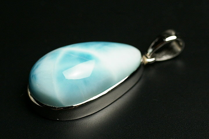 ドミニカ産 不純物は非常に少なく、キズ・凹みもない極上のラリマーです。色は大変濃く、最高級のラリマーと呼ぶにふさわしい深いブルーに発色しています。金具はシルバー925です。 トップ部分：2.4×1.4×0.9cm シルバー925 ロジューム...