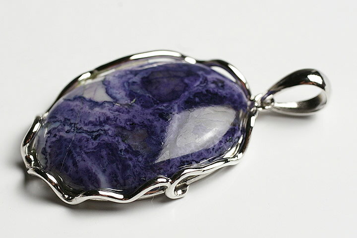 トップ部分： 3.3×2.3×0.6cm ついに今回ティファニーストーンのペンダントトップが初入荷となりました。全体に紫が広がった上質のティファニーストーンです。 アメリカ・ユタ州でのみ産出される珍しい混合石です。オパール・カルセドニー・フ...