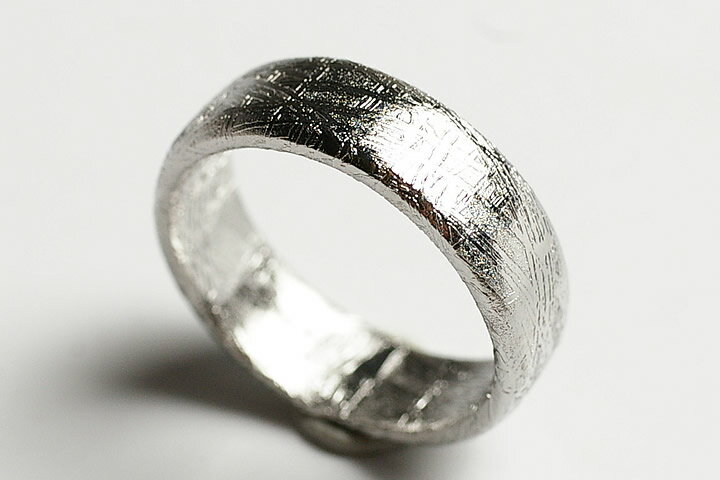 大人気につき追加で入荷いたしました。ギベオン特有の模様もはっきりと浮かび上がり美しく仕上がっています。ひもに通してペンダントトップとしてもご使用いただけます。 指輪の大きさ1.9×1.9×0.5cm　