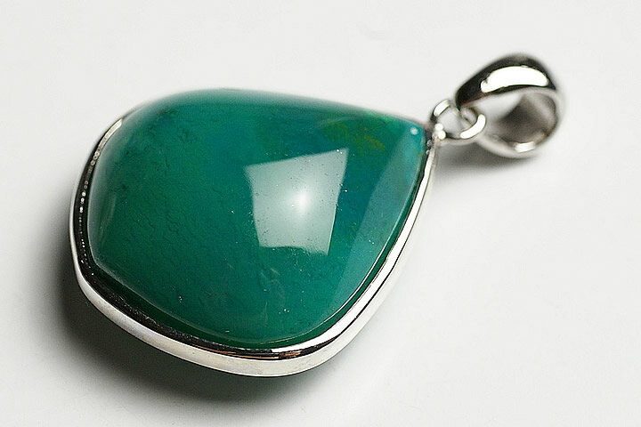 素晴らしいファイナルグレードのジェムシリカのペンダントトップを入荷致しました。この品質でこのサイズのペンダントは今まで長年、探し求めてきましたがなかなか入荷できませんでしたが独自のルートで出会うことができました名品のジェムシリカでございます...