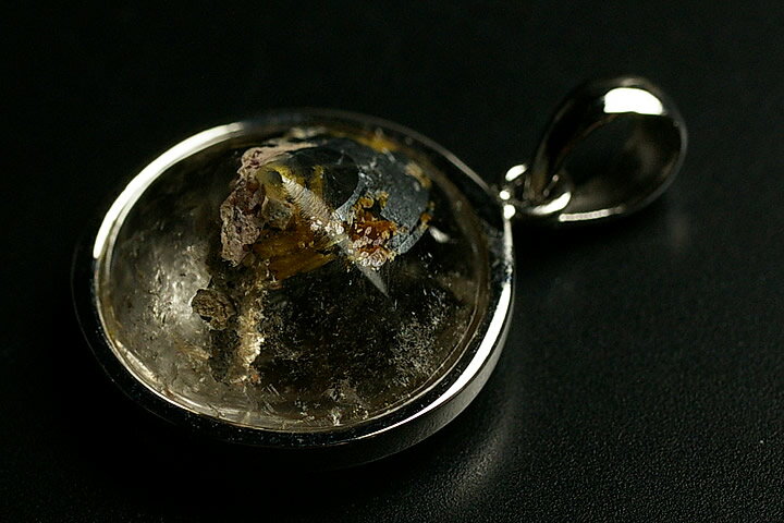 トップ部分：1.6×1.5×0.8cm 透明度が高い水晶の中に太陽ルチルが入っています。ヘマタイトの黒と光沢が強いゴールドルチルのコントラストが大変美しいペンダントトップになっています。ご覧のとおりのハイグレードですが、お値段は可能な限り低...