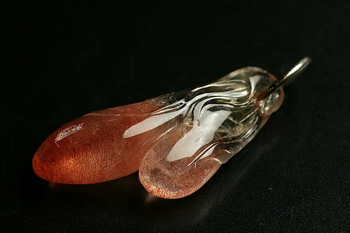 ロシア産天然ストロベリークォーツに、金魚や竹など縁起の良いものを彫刻した珍しいペンダントトップになります。 トップ部分：2.6×1.2×0.6cm　