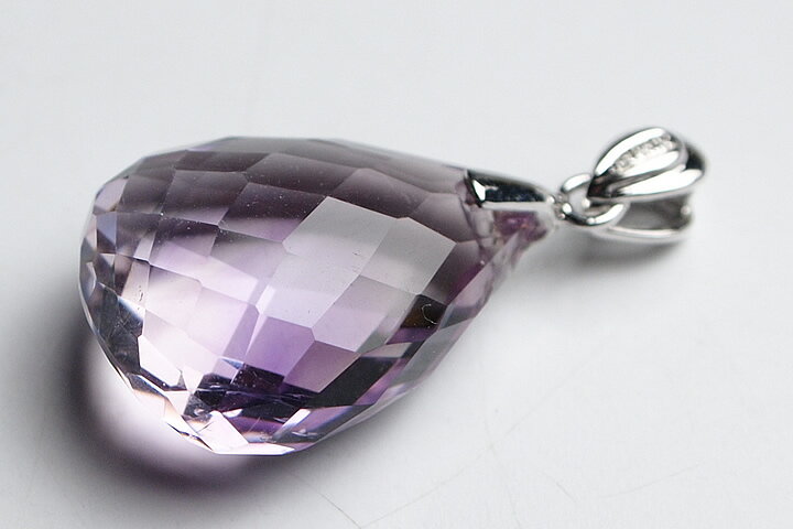 石部分:2.0×1.3×0.9cm 日本の職人さんが一つ、一つ丁寧にアメジストをカットしたジュエリーグレードのペンダントトップです。金具部分にも細かな細工が施され、ダイヤのカット石が散りばめられています。人よりワンランク上のアメジストのペン...