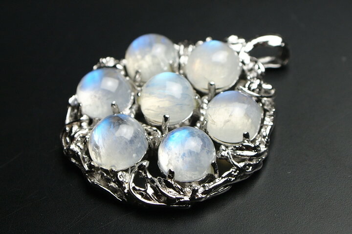 直径3.5cm 厚み1.1cm 石サイズ9mm 全体的にレインボーのシェラーがハッキリと出る、高品質のレインボームーンストーンを使ったペンダントトップです。 シルバーの飾り付けで、六芒星を描いています。　