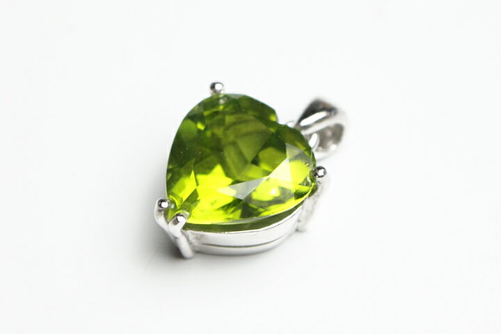トップ部分:1.0×1.0×0.7cm クラック・不純物等がほとんどないまさに宝石品質のペリドットを使用しています。美しいハート型にカットされています。ペリドットのペンダントトップとしては比較的大きいルースを使用していますが、お値段は出来る...