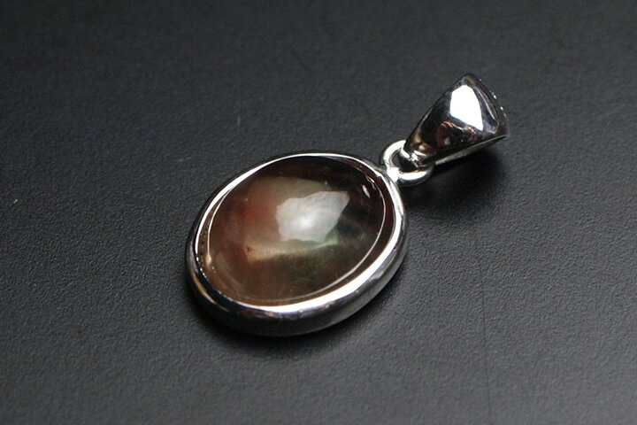 トップ部分:1.1×1.0×0.5cm オレゴン産の希少なサンストーンがペンダントトップとして入荷いたしました。 オレゴンサンストーンは曹灰長石に銅の微細な結晶片が内包されることでオレンジやグリーンのような光を放ちます。通常のサンストーンと...