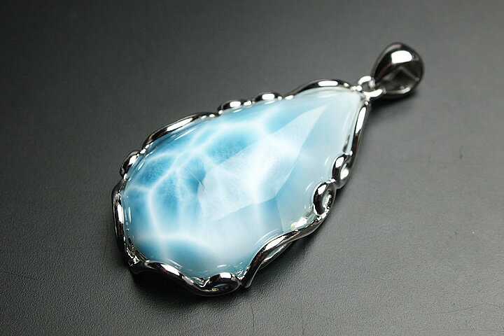 トップ部分:3.1×1.8×0.7cm 不純物が非常に少ない極上のラリマーです。色は大変濃く、最高級のラリマーと呼ぶにふさわしい深いブルーに発色しており、模様もはっきりと美しく出ています。金具はシルバー925です。 シルバー925 ロジュー...