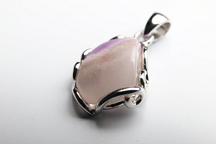 トップ部分:1.5×1.2×0.6cm ピンクスギライトペンダントトップの宝石質グレードが入荷致しました。パワーストーンの中で希少とされるスギライトの中でも、特に貴重なピンク色をした最高級のスギライトです。 光を通し、淡いピンク色がグラデー...