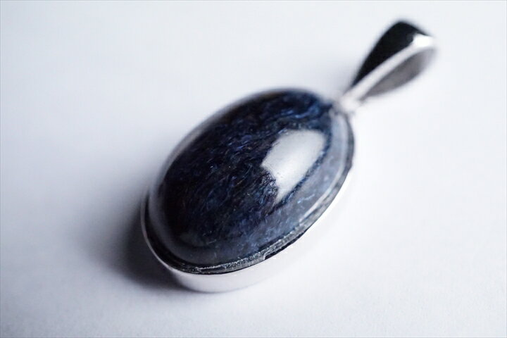 トップ部分:2.0×1.3×0.8cm ブルーピーターサイトペンダントトップのファイナルグレードが入荷いたしました。 トラメやファルコンアイに非常に近い成分の石で、濃いブルーに発色している最高品質のブルーピーターサイトです。 シルクのような...