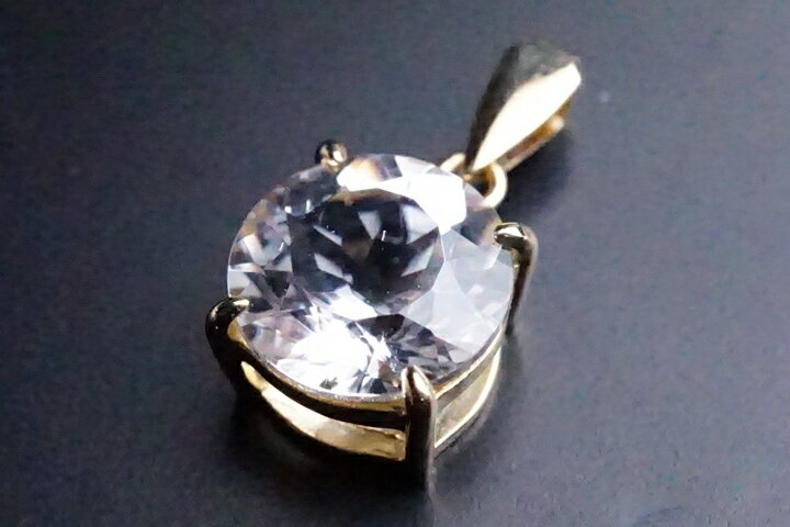 トップ部分:約0.8×0.8×0.5cm 1.70ct 2019年ツーソンショーにて仕入れをさせて頂きましたダンビュライトルースを一つ、一つ18金ペンダントに加工をしまして販売をさせて頂くことになりました。 ダイヤモンドに近い輝きがあるとの...