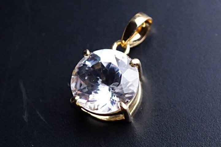 トップ部分:約0.8×0.8×0.5cm 2.00ct 2019年ツーソンショーにて仕入れをさせて頂きましたダンビュライトルースを一つ、一つ18金ペンダントに加工をしまして販売をさせて頂くことになりました。 ダイヤモンドに近い輝きがあるとの...
