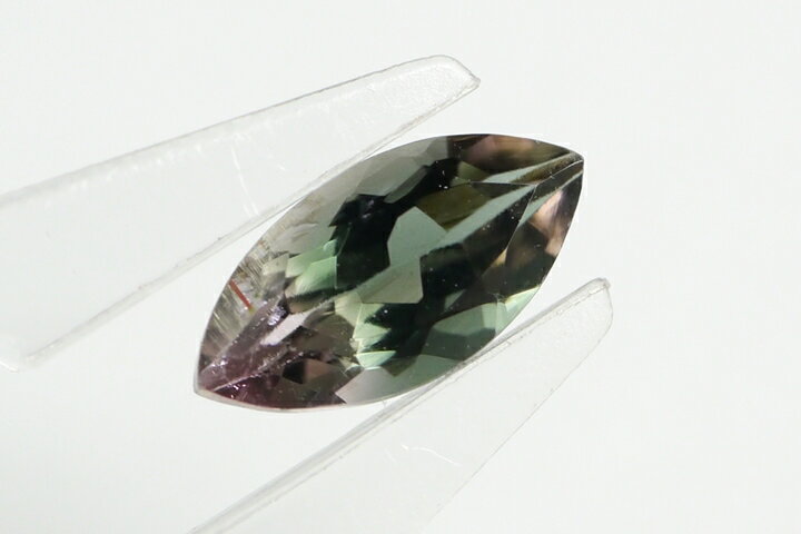 サイズ: 0.8×0.35×0.3cm　0.58ct グリーンとピンクのグラデーションの美しいうウォーターメロントルマリンでございます。。 スイカ(ウォーターメロン)のように見えることからそう呼ばれます。 今回は非常に透明度の高い高品質のも...